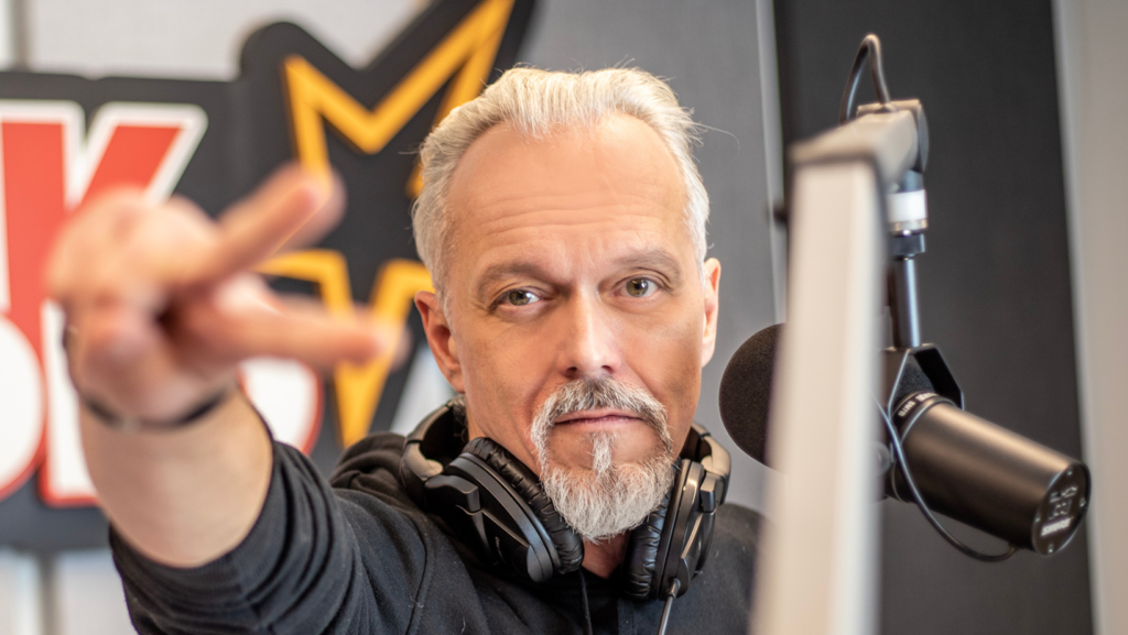 Rock rádio personálně posiluje o další rockovou hvězdu. Moderovat ranní ...